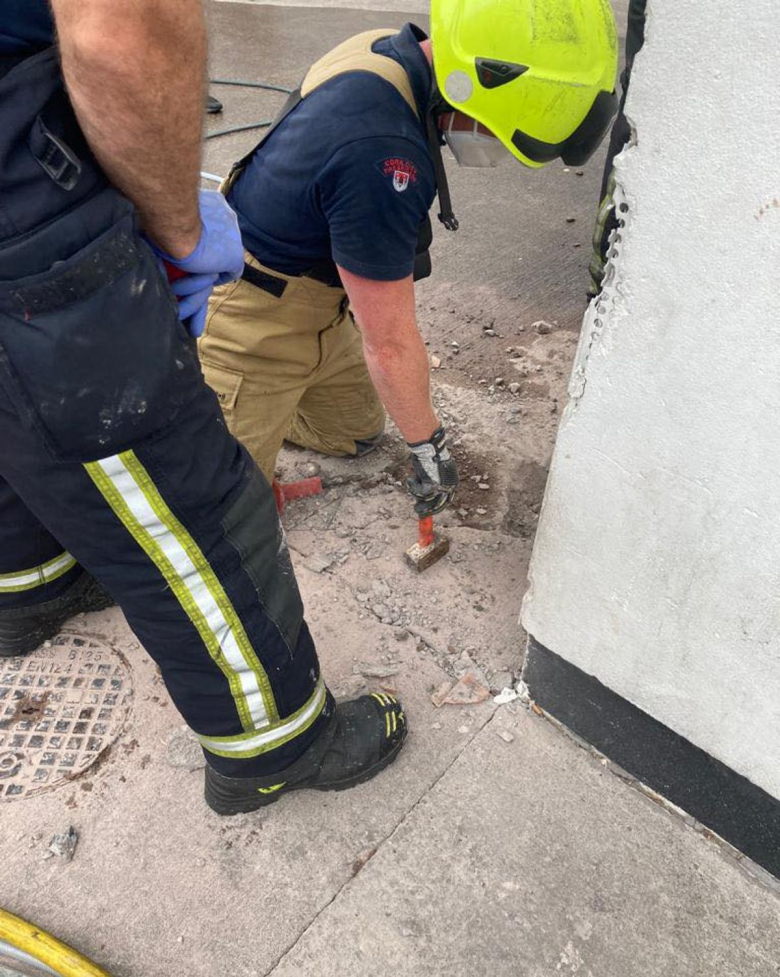 Les manoeuvres minutieuses des pompiers pour libérer un chiot piégé ...