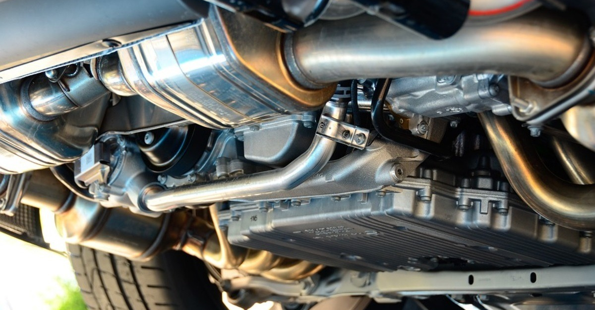 Elle entend miauler dans le moteur de sa voiture et prend une décision ...