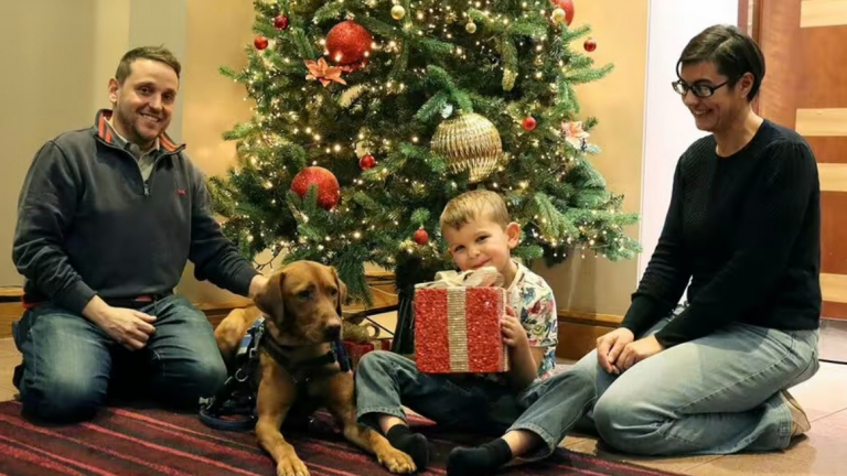 Grâce à son chien d’assistance, un petit garçon autiste peut enfin ...